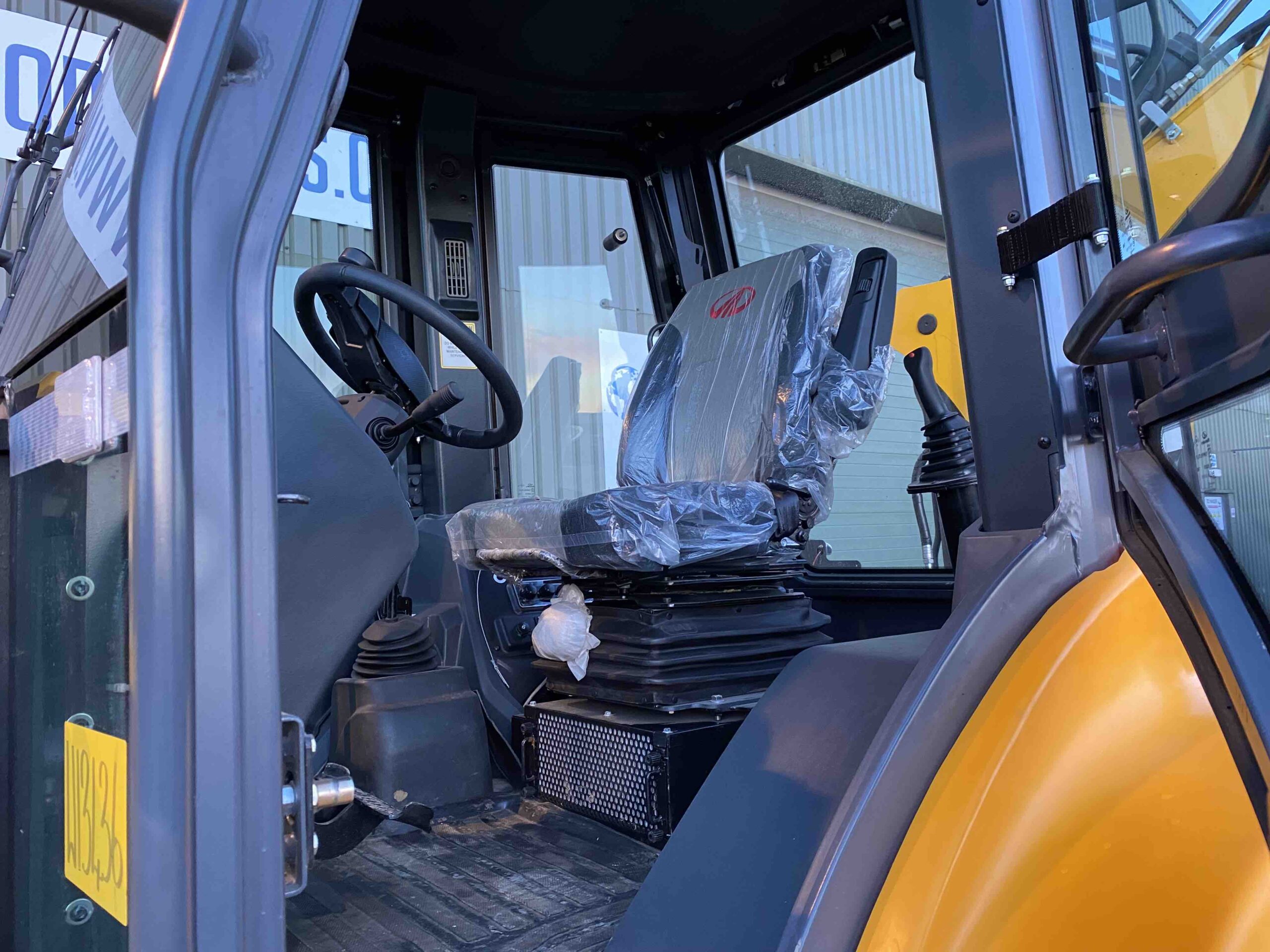 Mahindra: VX90 4X4 Earth Master Backhoe Loader | Witham