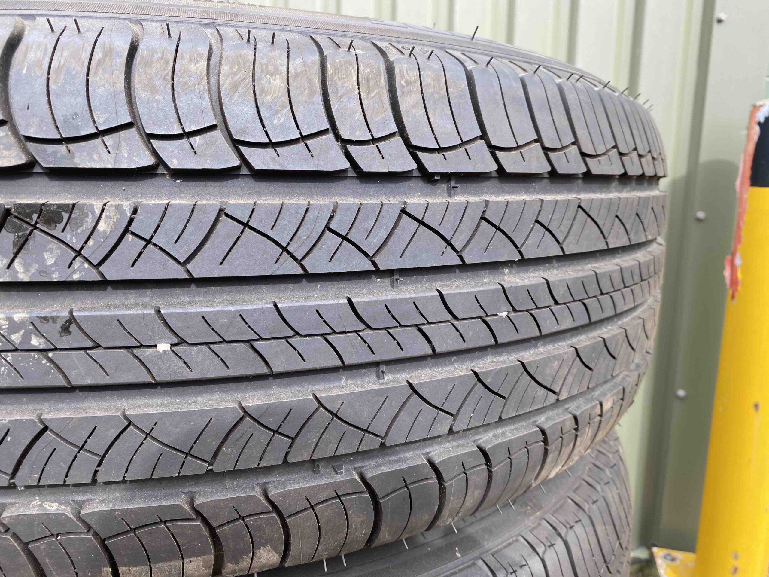 Michelin: 255/70R18 Latitude Tour HP LR Defender Rims
