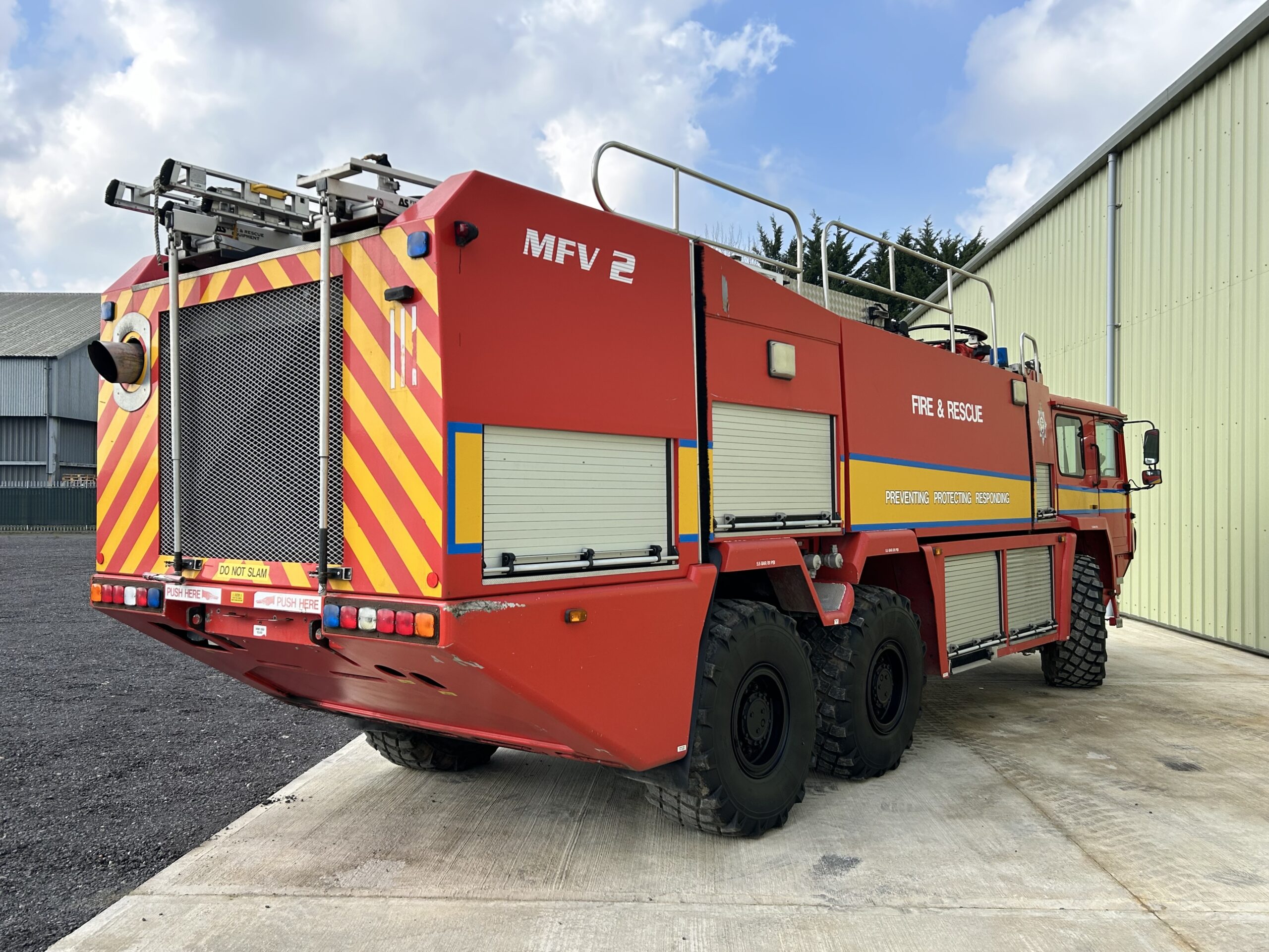 Unipower 6 x 6 MFV2 Airport: Fire Fighting Appliance