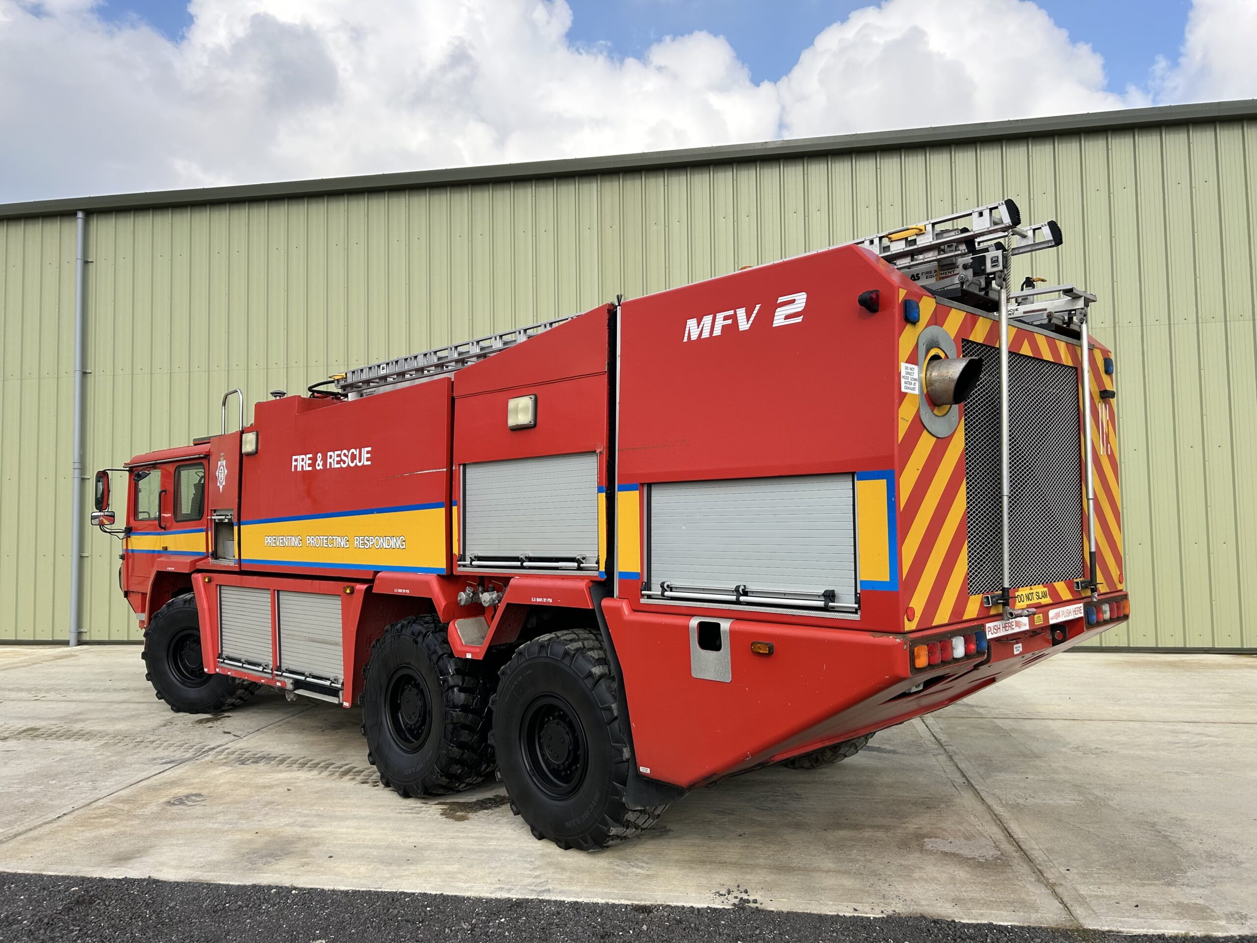 Unipower 6 x 6 MFV2 Airport: Fire Fighting Appliance - Witham ...